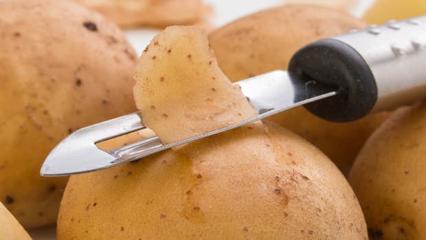 Genius Potato Peeling Hack Is Blowing People's Minds - Delishably News