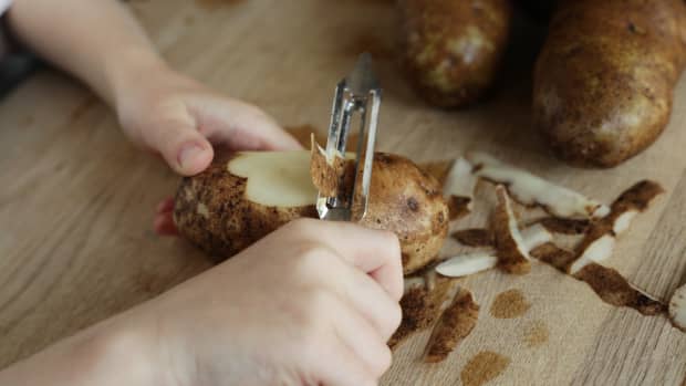 Genius Potato Peeling Hack Is Blowing People's Minds - Delishably News