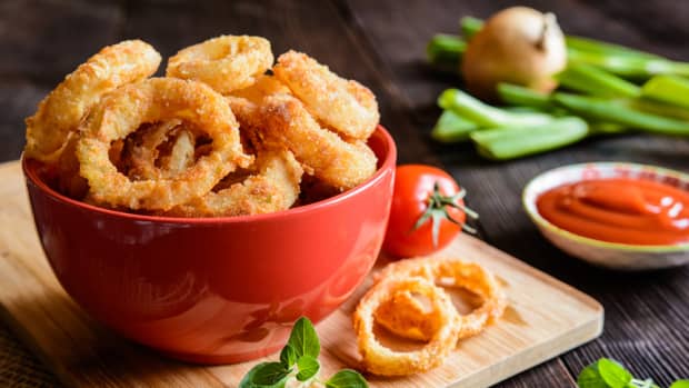 Man's Over-the-Top Onion Ring Hack Is Blowing People's Minds ...