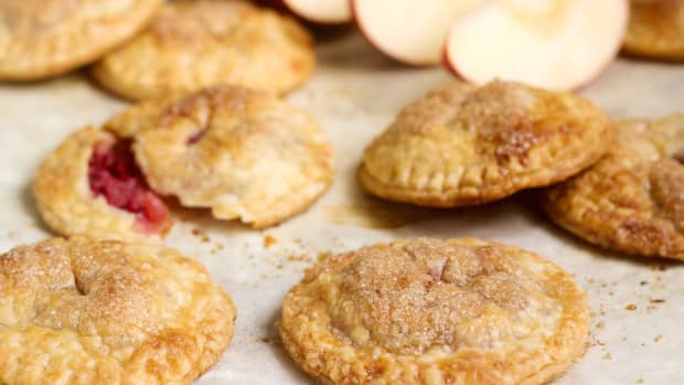 Woman’s Hack for Mini Rose Apple Pies Will Have Beginners Look Like ...