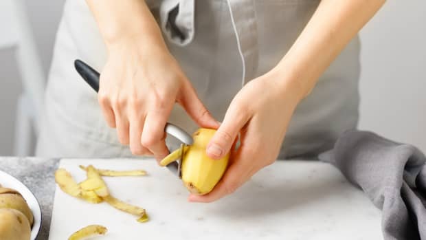 Mom's Clever Hack for Peeling Potatoes Is Such a Time-Saver - Delishably News