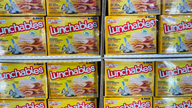 Schools Across America Will Start Serving 'Lunchables' and People Are ...