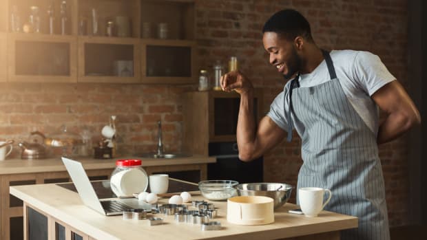 Guy Insists That 'Real Men Can Cook' and People Are Totally Loving It ...