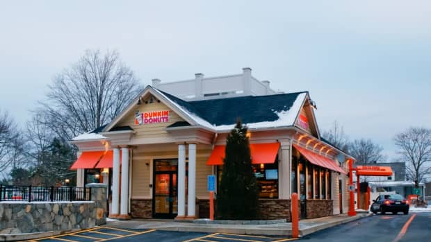 Hungry Raccoon Shows Up at Dunkin' Donuts Drive-Thru and Worker's ...