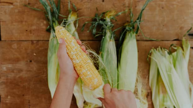 Food Blogger's Ultimate Corn-Shucking Hack Is a Must for Summer ...