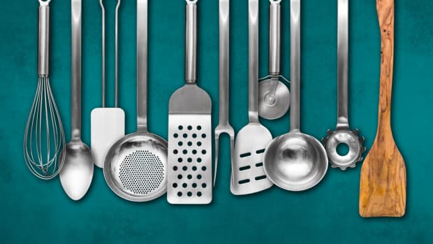 Man Turns a Simple Clothing Hanger Into the Ultimate Kitchen Hack ...