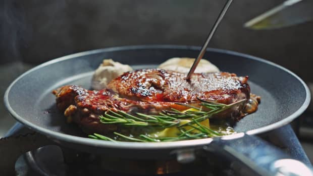 Guy's Tip For Searing a Steak Is What We All Needed in Home Economics ...