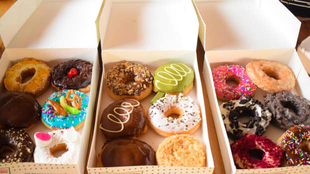 Krispy Kreme's Sneak Peek Into How They Make 'Cookie Blast' Donuts Is ...