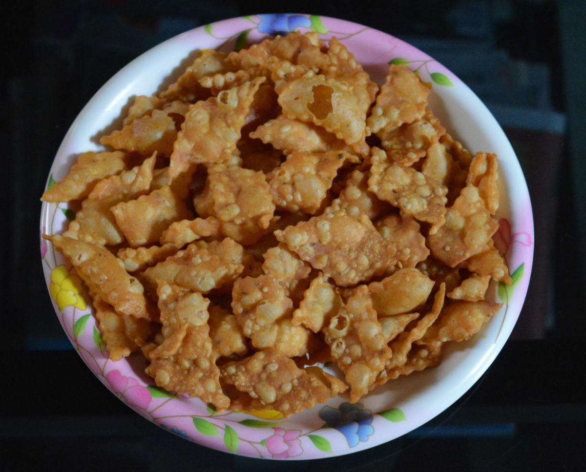 How to Make Spicy Diamond Cuts (Khara Shankarpali): Crunchy and Savory ...