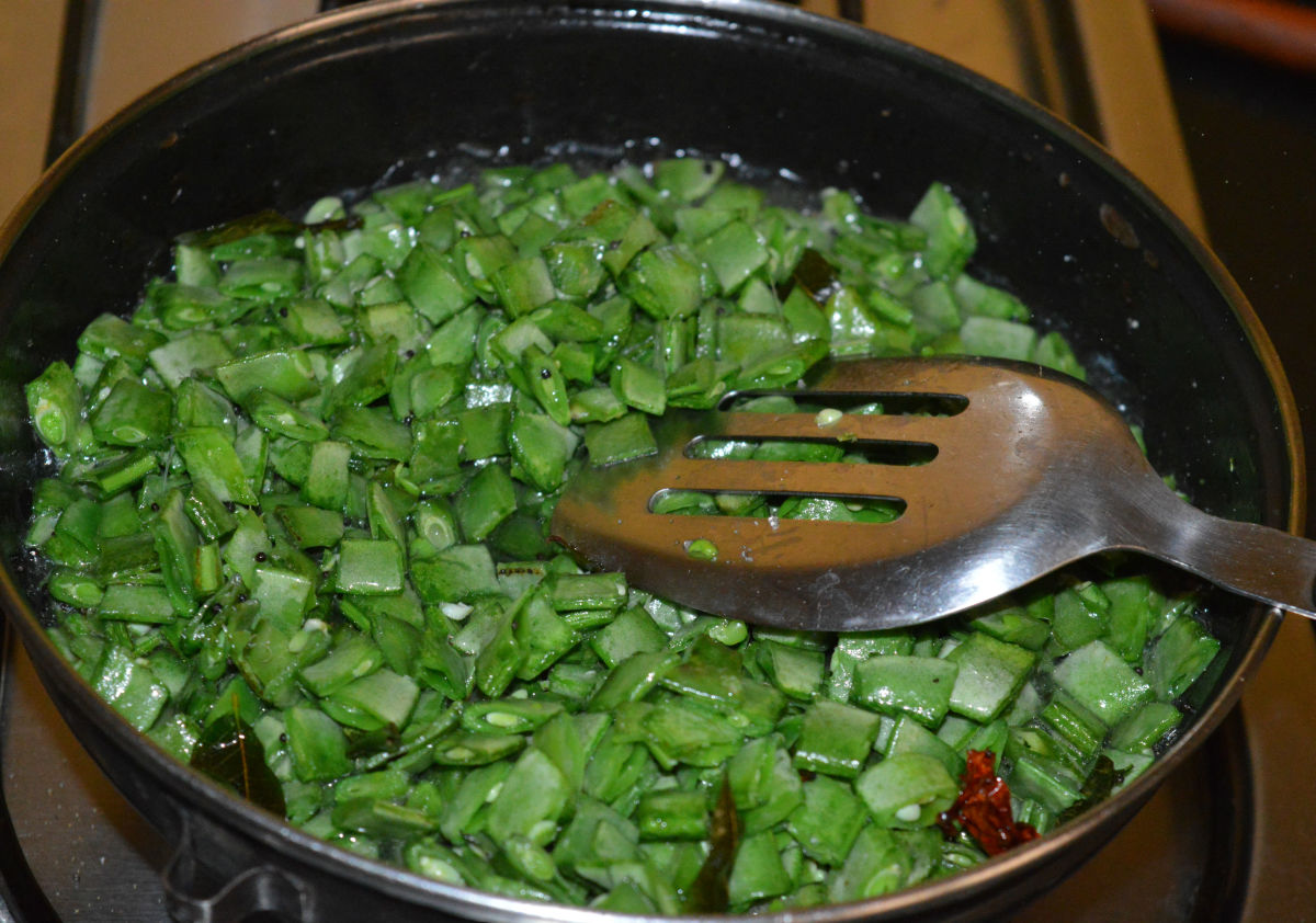 Chapparada Avarekai (Indian Broad Beans) Stir-Fry Recipe - Delishably