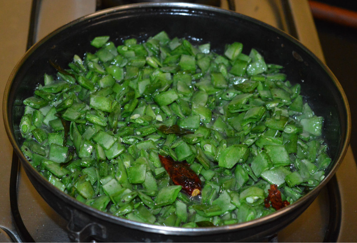 Chapparada Avarekai (Indian Broad Beans) Stir-Fry Recipe - Delishably