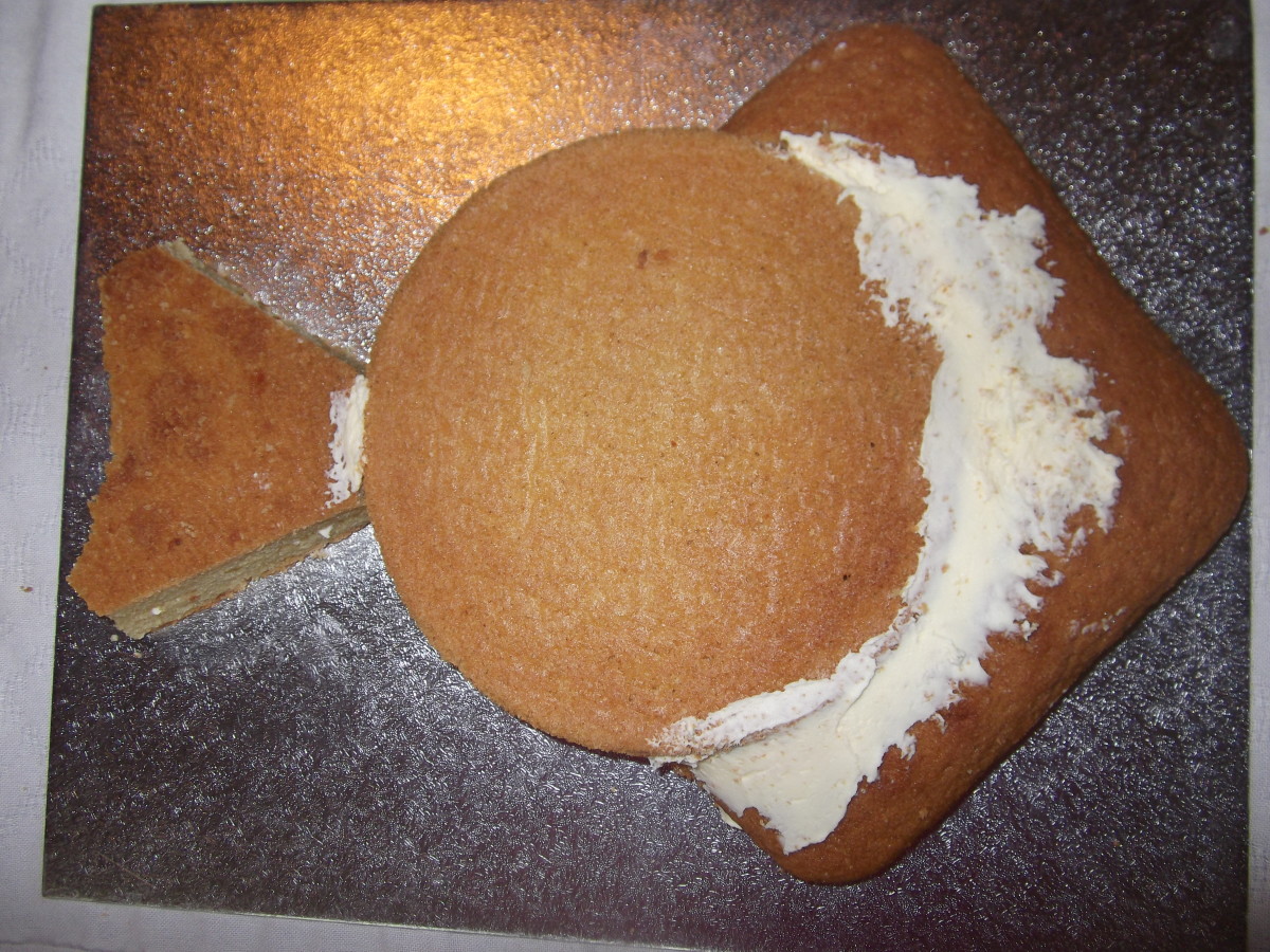 How to Make and Decorate a Fsh-Shaped Celebration Cake - Delishably