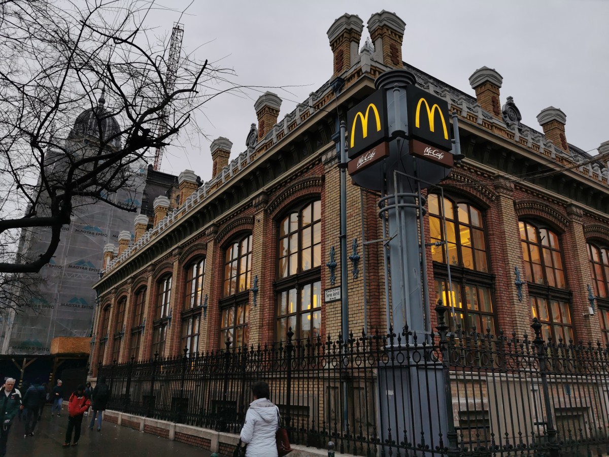 'Fanciest' McDonald's in the World Even Has a Gold Menu Out Front ...
