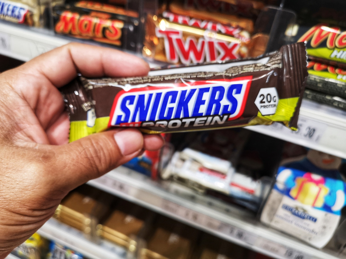 Man’s Brutally Honest Review of Snickers Protein Bar Has People ...