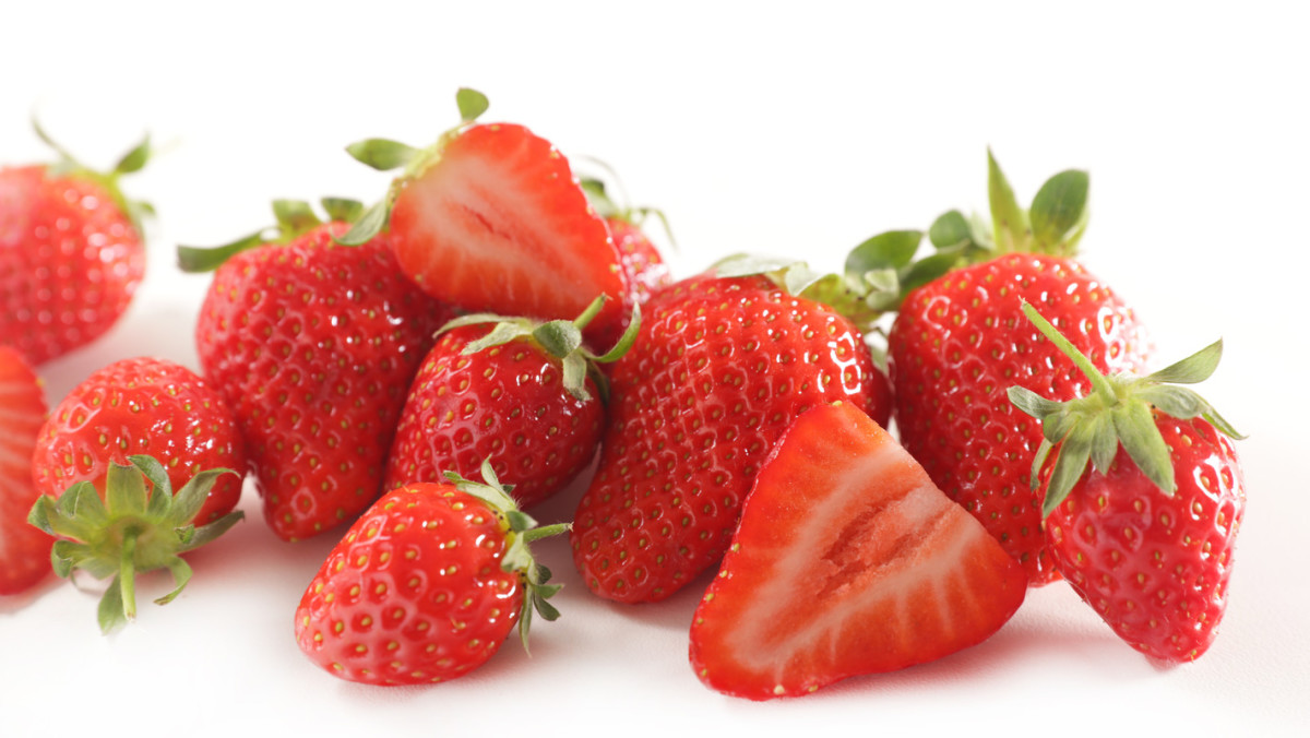 Chef's Trick for Using Up Strawberry Tops Is Pure Genius - Delishably News