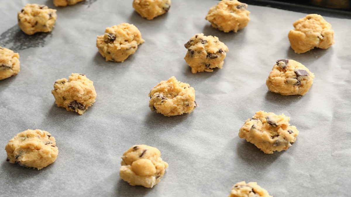 Hack for Quickly Balling Cookies Is Nothing Short of Brilliant - Delishably