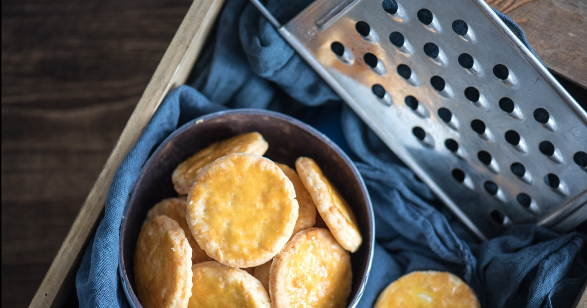 Vintage Recipe for 3-Ingredient Cheesy Cocktail Cookies Is Getting Rave ...